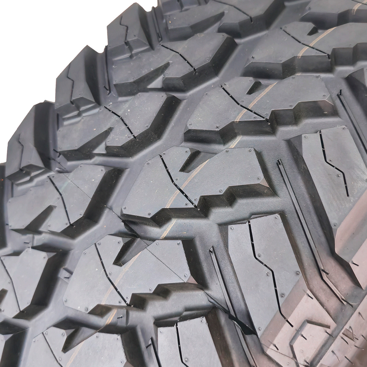 Llanta FRONWAY Rockblade M/T I LT215/75R15 - Virtual Llantas
