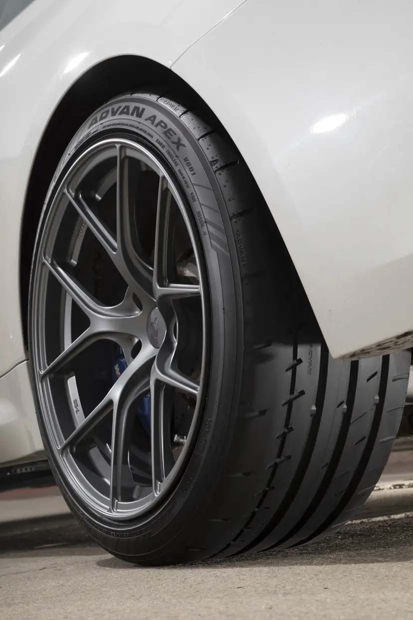 Llanta YOKOHAMA ADVAN Apex V601 245/45R18 - Virtual Llantas