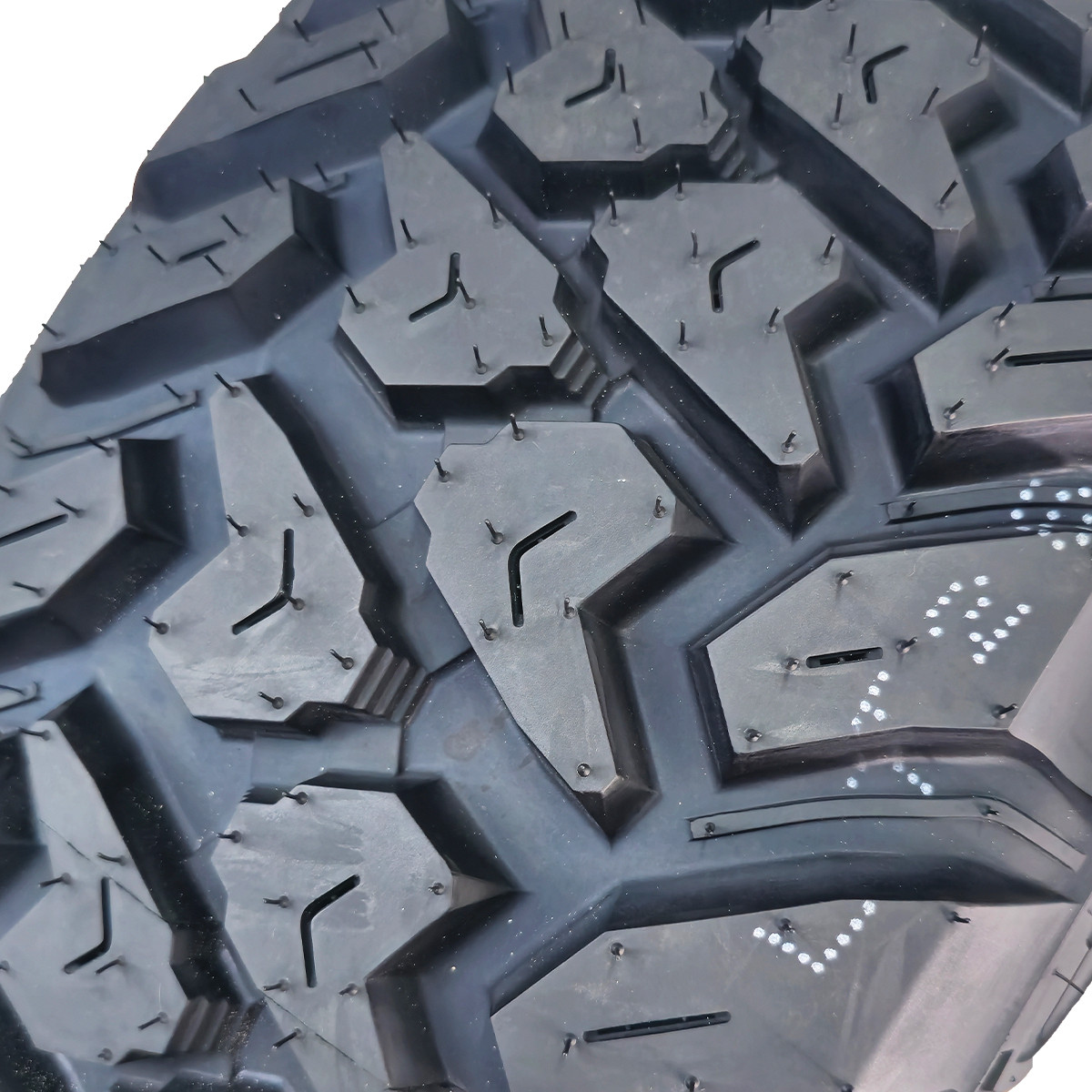 Llanta Rovelo Road Quest RMT810 LT265/75R16 - Virtual Llantas